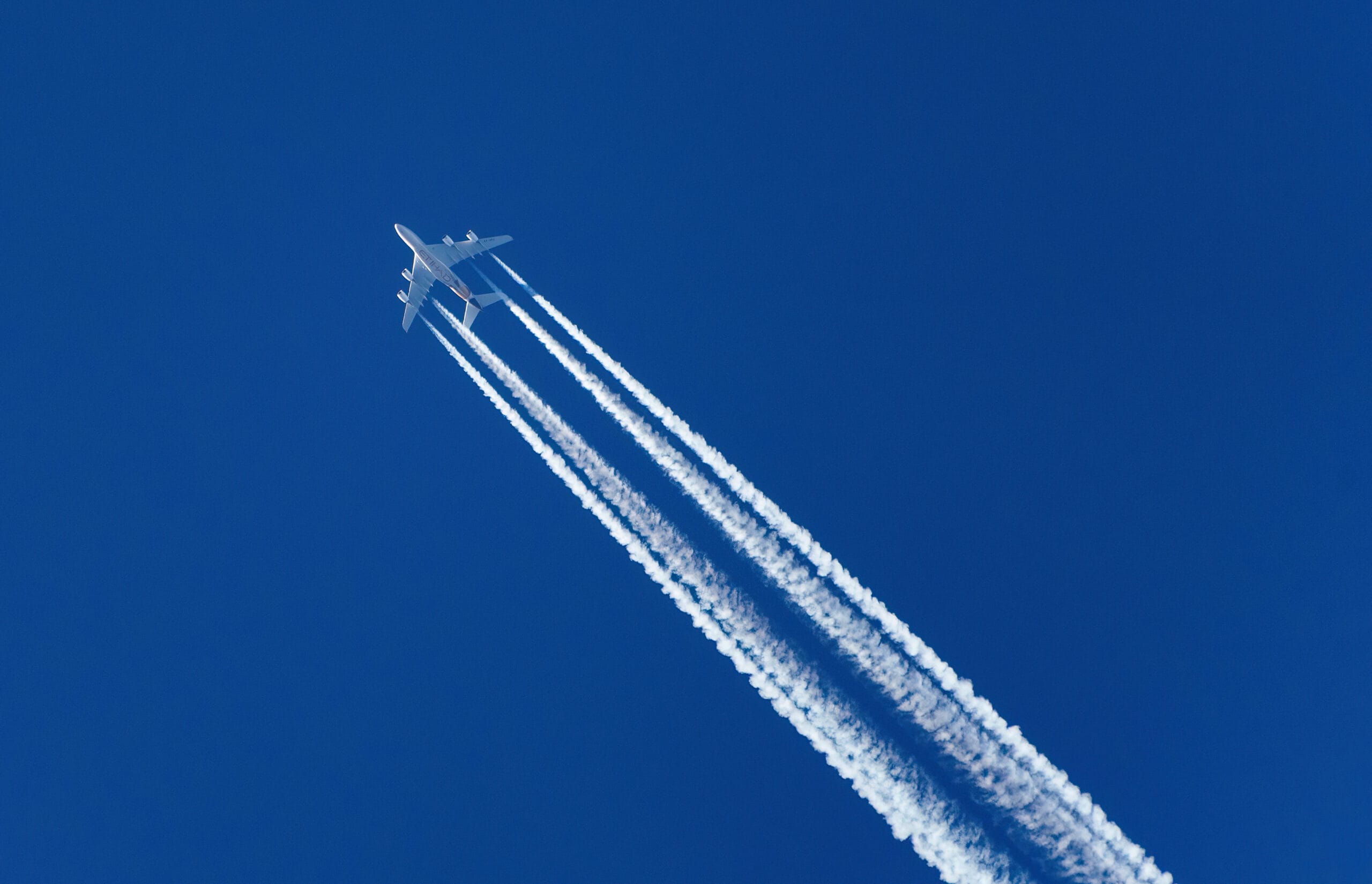 Dârele lăsate de avioane sub lupa Comisiei Europene: Noile reguli intră ...